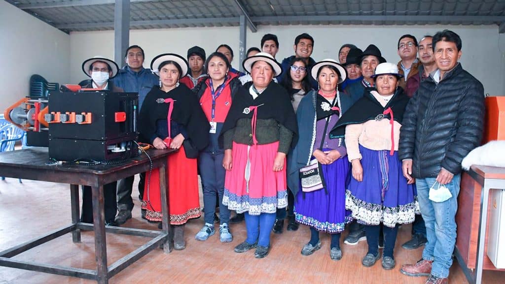 Estudiantes de Mecatrónica de la UPS Ecuador diseñan y construyen una ...