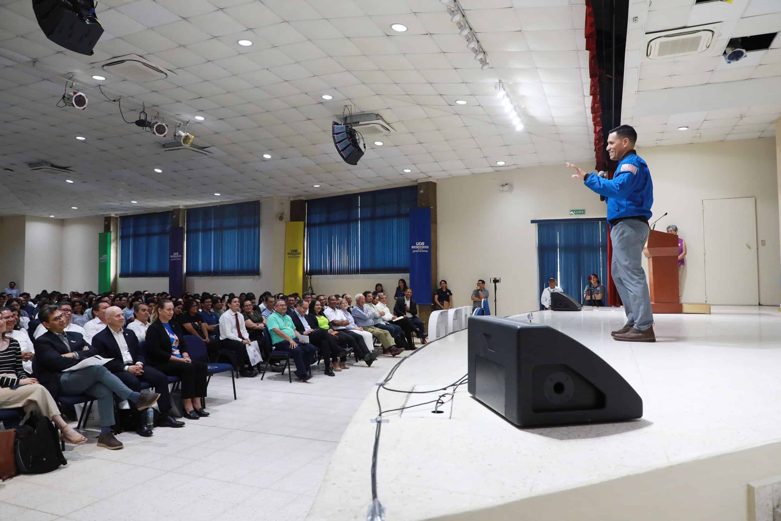 Astronauta de la NASA Frank Rubio visita la Universidad Don Bosco